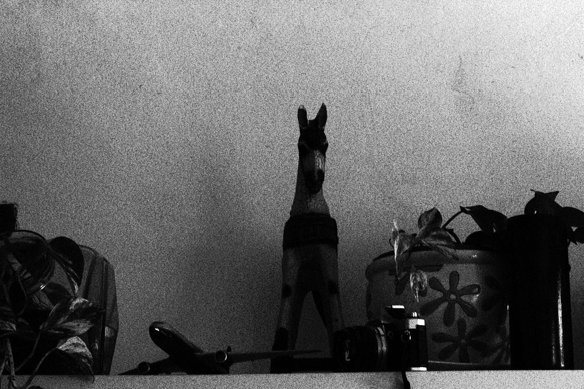 La mujer del altillo. Sobe la mesa el tema de conversación no… | by ...
