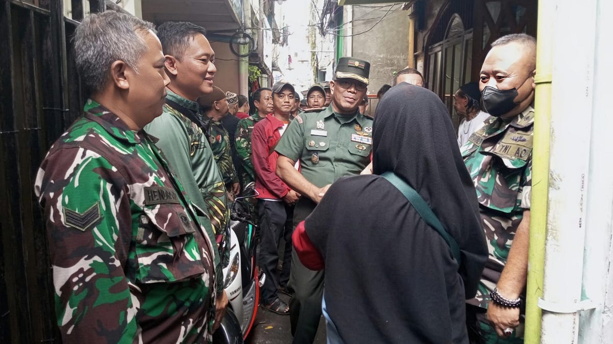 Turut Berbelasungkawa, Danramil 03/Grogol Petamburan Mayor Inf Manatap ...
