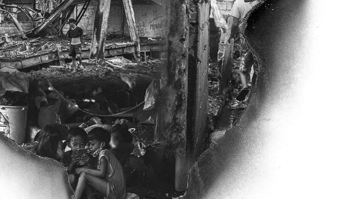 Babala: Huwag Maglaro ng Apoy. nina Maria Carmilla Ereño, Franchesca ...