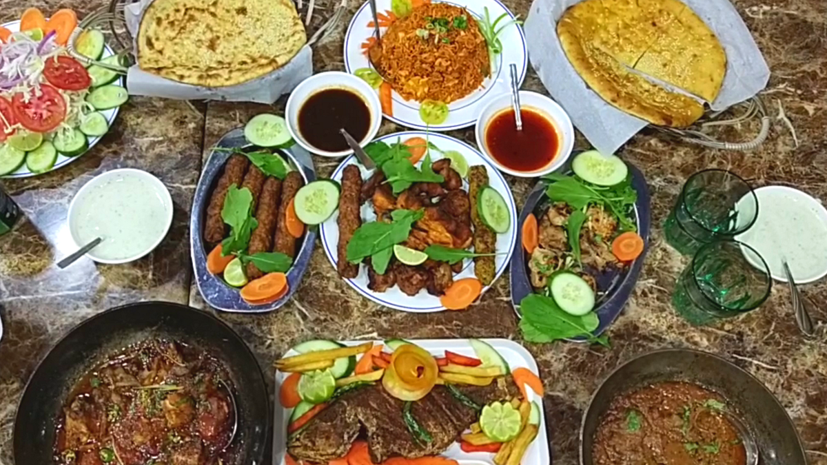 What are some traditional Pakistani dishes that travelers should try on ...