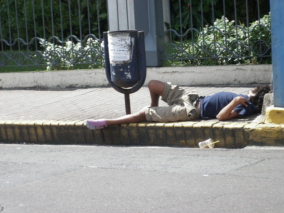 Una postura para no mirar abajo. Caminar erguido, en la ciudad, caminar ...