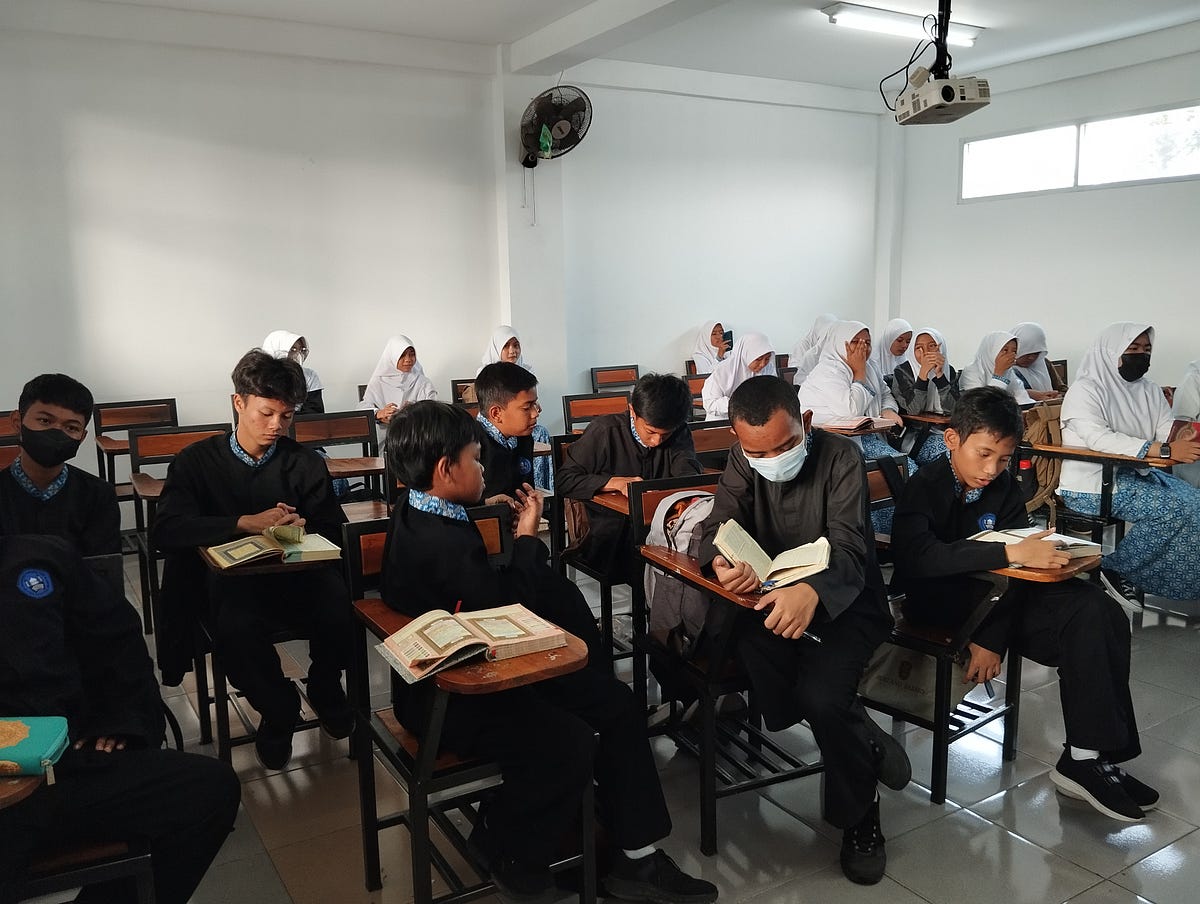 Kemilau Mushaf. Membacanya bernilai ibadah, menjaganya… | by Edi ...