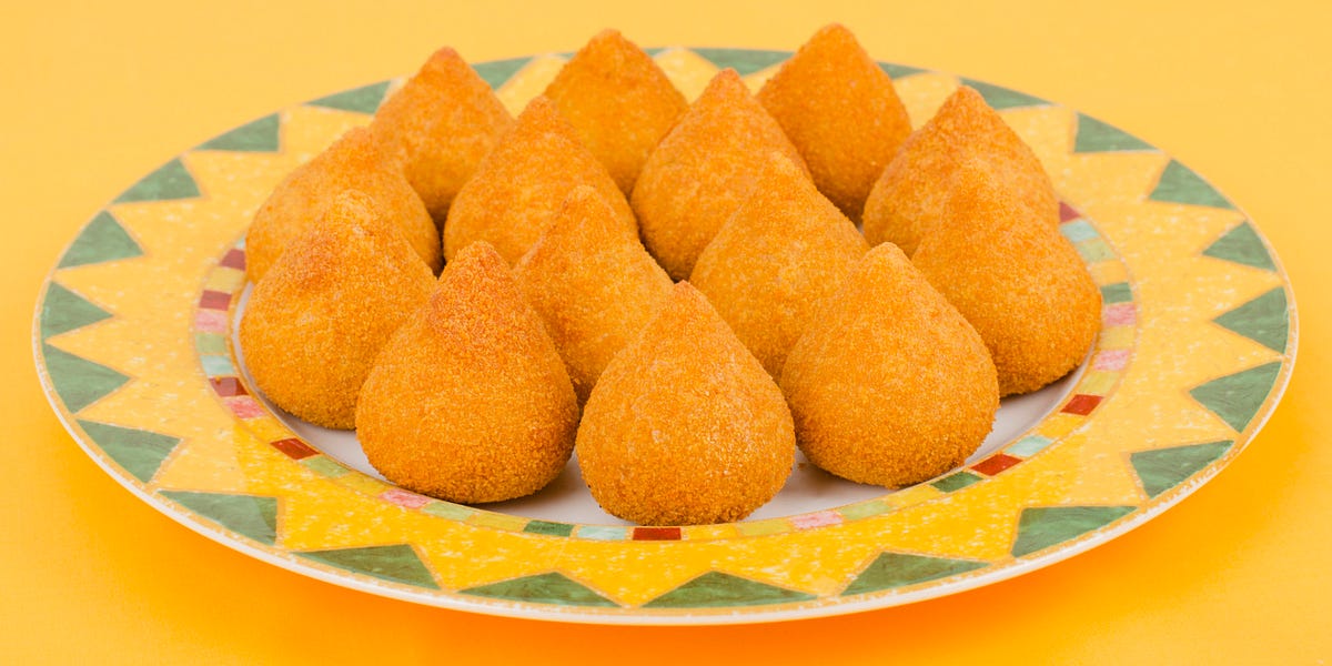 Qual a maneira correta de se comer uma coxinha? | by Gus Lanzetta | Medium