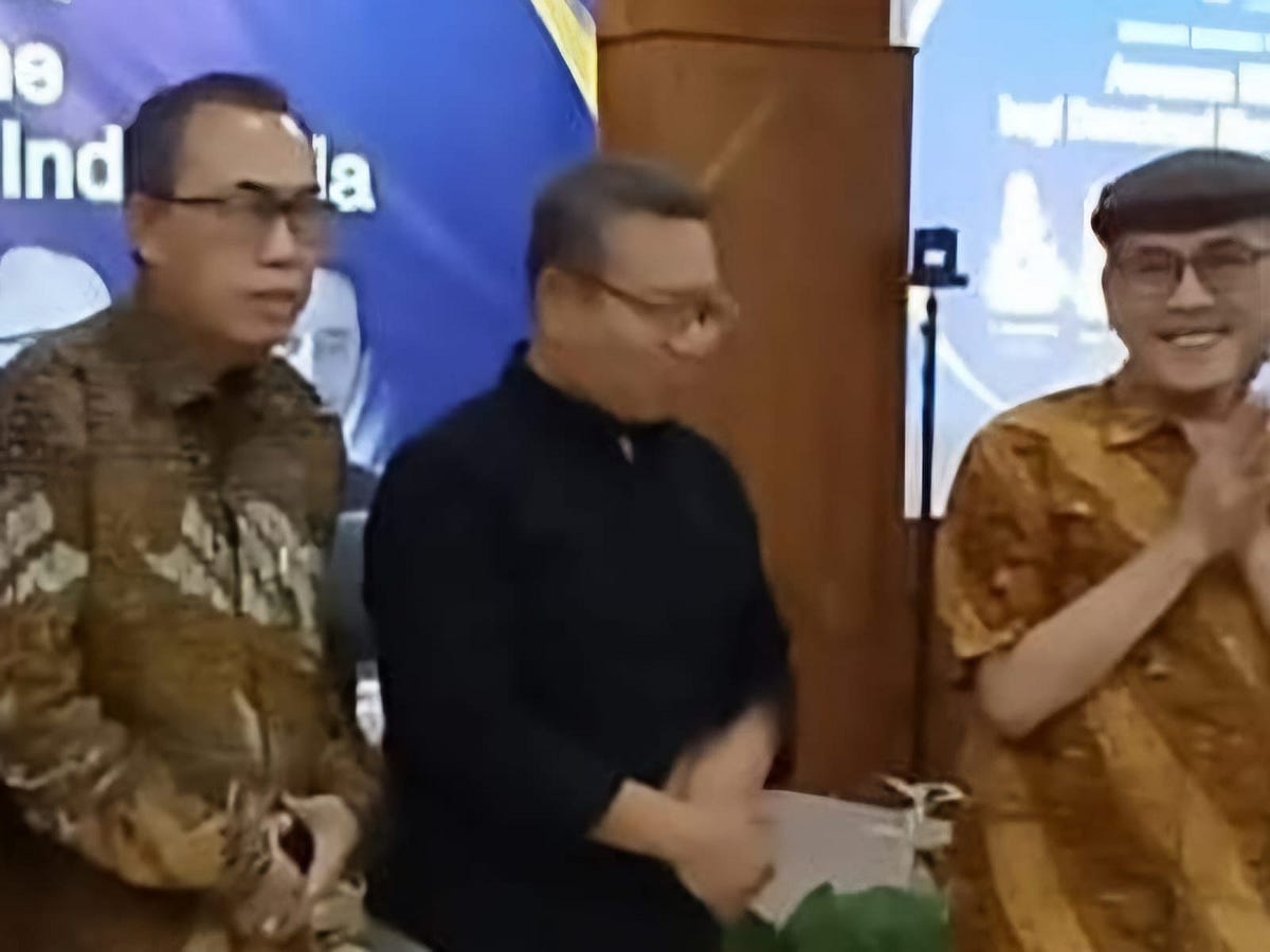 In Memoriam Ekonom Faisal Basri. Kepergian Bung Faisal Basri, Kamis… | by Antonius Satria Hadi ...