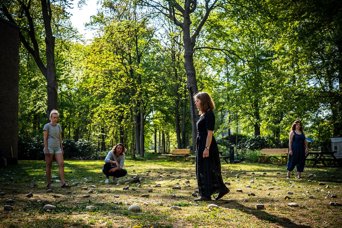 De louterende werking van lopen door een labyrint | by SAM | sambyhan ...
