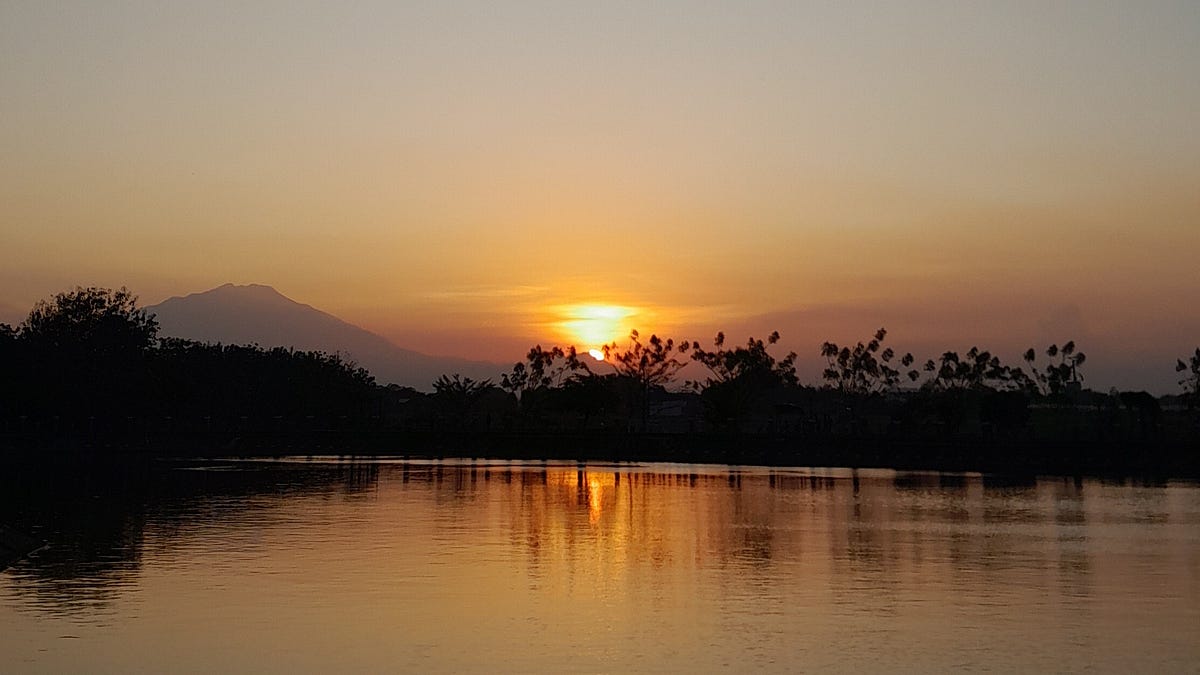 Maghrib yang Tercuri Senja. Katanya, “Senja adalah hadiah pejalan… | by ...