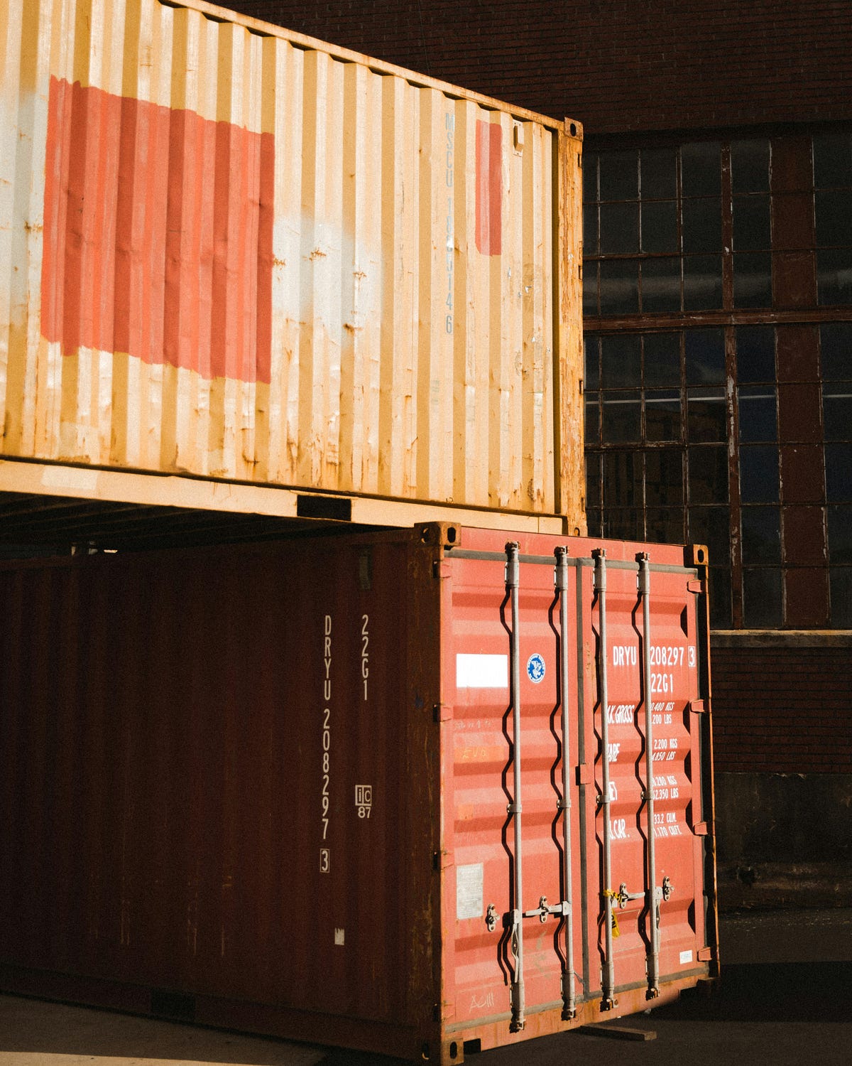 Containers and VM: Which One Wins? | by Alfonso Valdes Carrales | Container Talks | Aug, 2024 ...