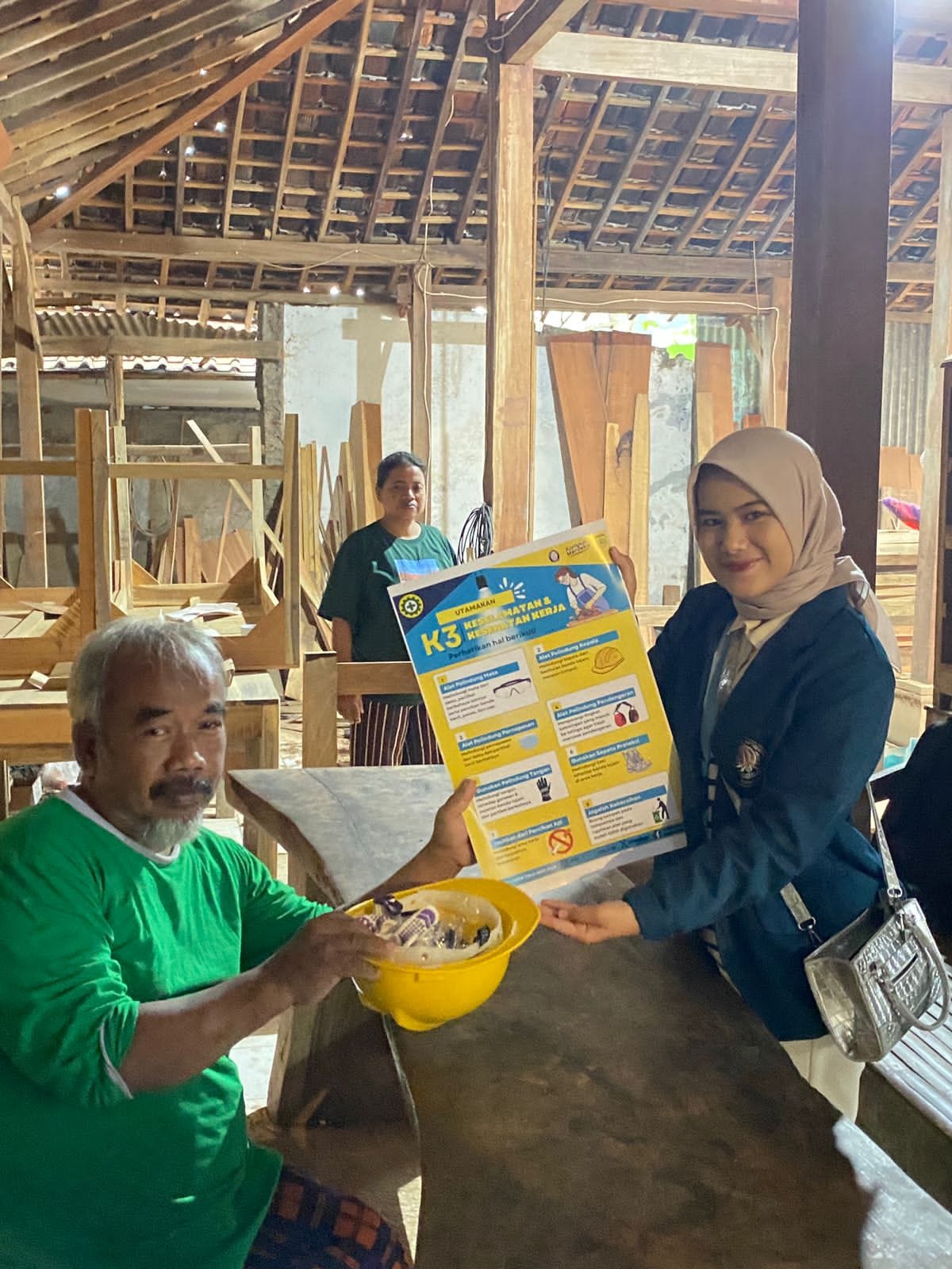 Cegah Kecelakaan Kerja, Mahasiswa KKN Undip Tim 1 Tahun 2023/2024 Lakukan Edukasi Pentingnya ...