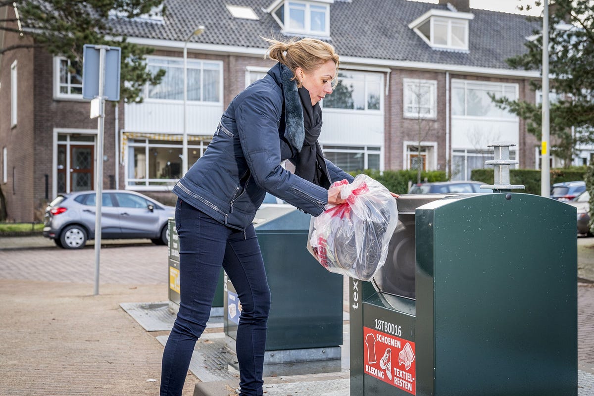 Minder afval weggooien?. Kleding-, papier- en plastictips voor… | by ...