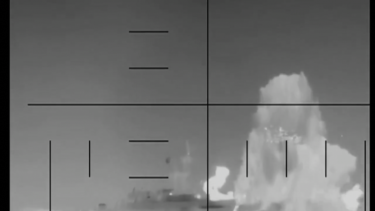 US Submarine Torpedos and Sinks Iranian Navy Frigate: Periscope Footage ...
