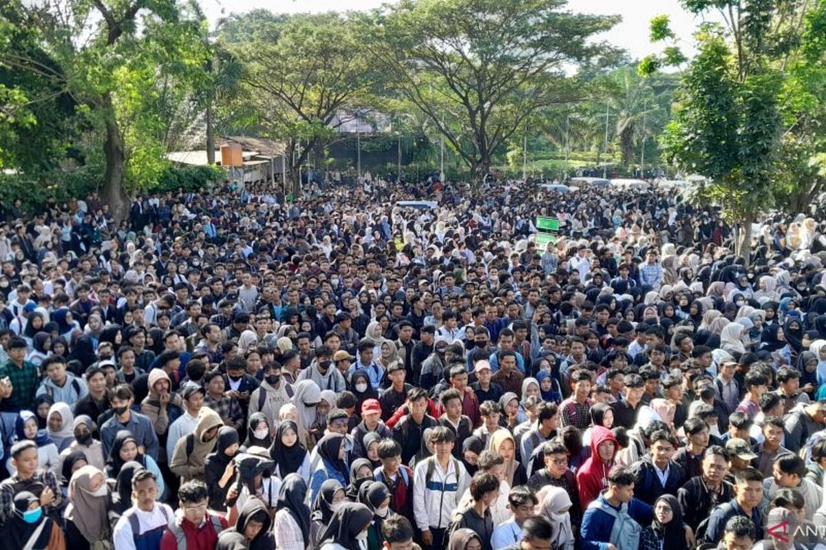 Ketika Ribuan Orang Berebut Pekerjaan di Negeri Ribuan Pabrik | by ...