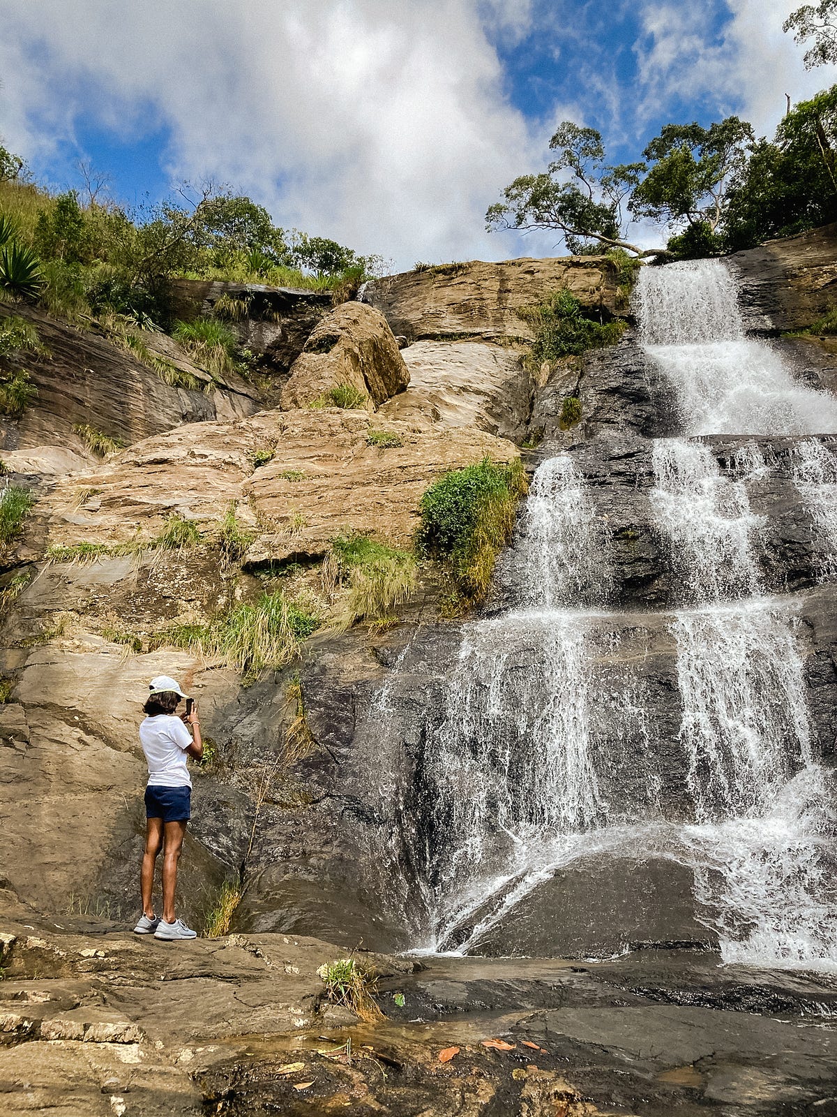 Treks to see Bamabarakanda, Diyaluma, Pahanthudawa waterfalls | By ...