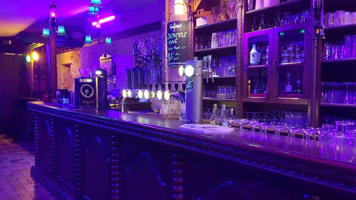 Le HENDRIX PUB fête ses 10 ans, ça s’arrose ! | by Julien | Pour Info à ...
