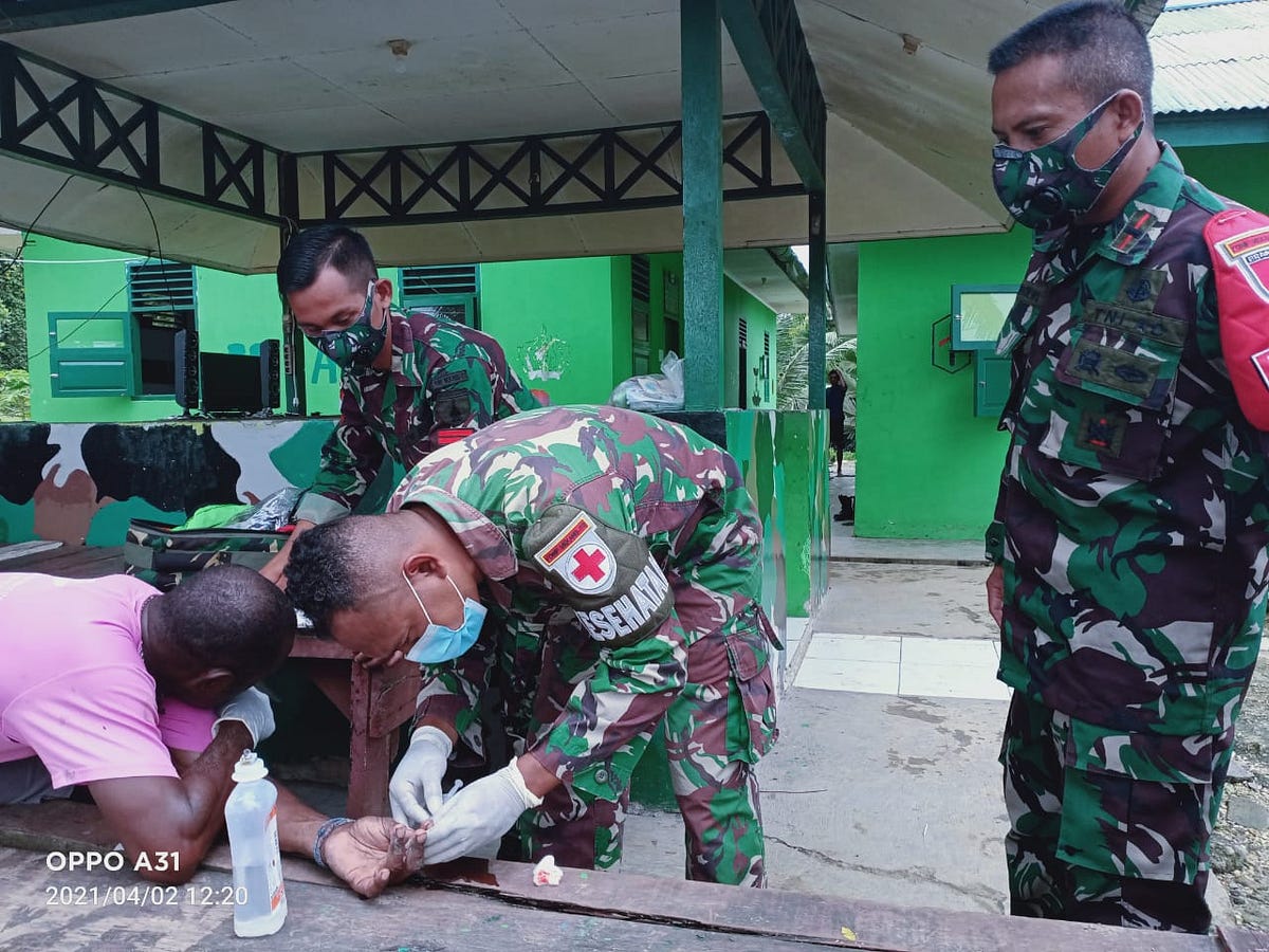 TNI dengan Sigap Beri Pertolongan pada Masyarakat yang Terluka | by ... TNI dengan Sigap Beri Pertolongan pada Masyarakat yang Terluka | by ...