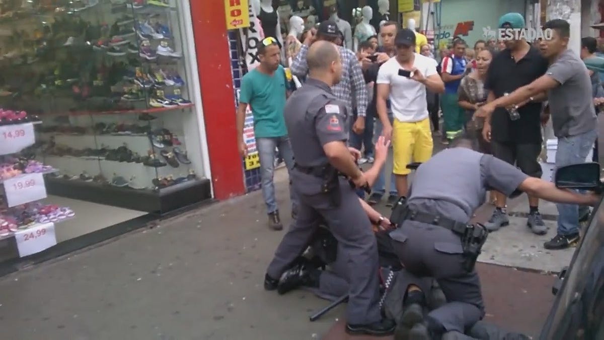 para um camelô assassinado. respeito é bom e todo mundo bosta, quer ...