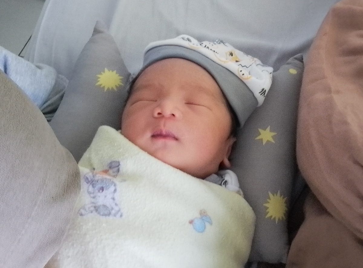 Tentang Bayi Kecilku dan Ruang yang Mengajarkanku Bertahan | by Restia Ningrum | May, 2025 | Medium