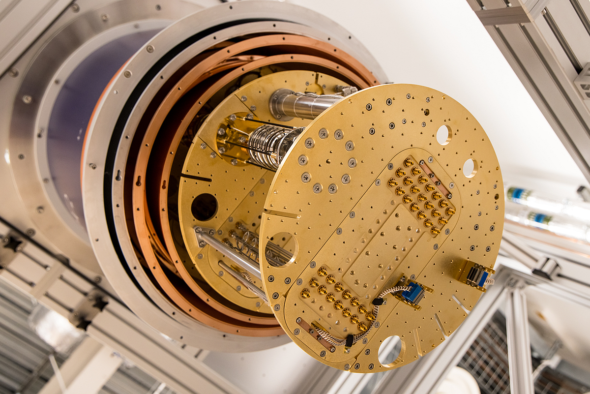 What is a quantum computer and how does it work? | by Science and ...