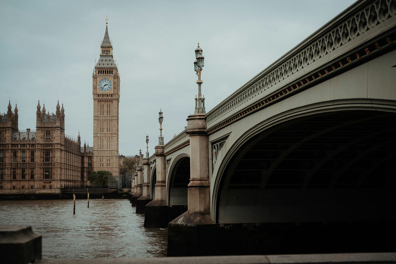 ChatGPT vs. Perplexity AI: Why Perplexity Pro Outshines GPT 4 in 2024 | by Mahesh Katakam | Medium