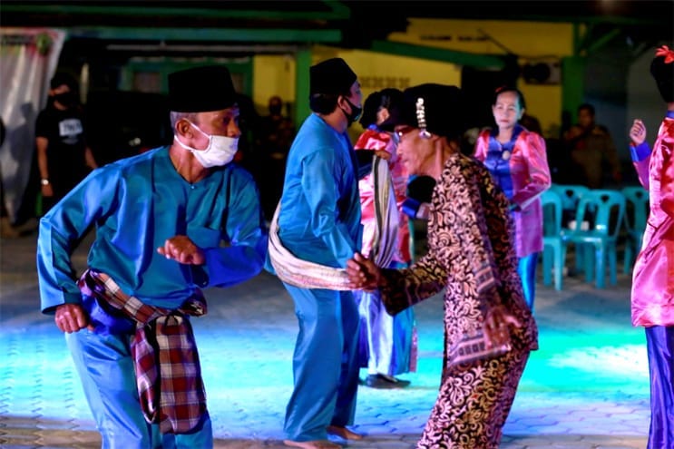 Tari Malemang, Riau. Tari Melemang — Indonesia adalah negara… | by ...