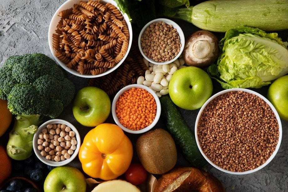 Diet buah melibatkan konsumsi berbagai jenis buah segar yang kaya akan ...