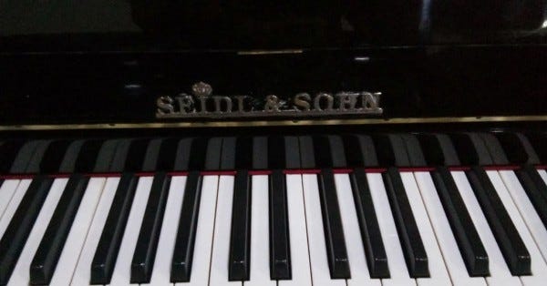 How to Play a Keyboard for Beginners: Step by Step Tutorial | by Last ...