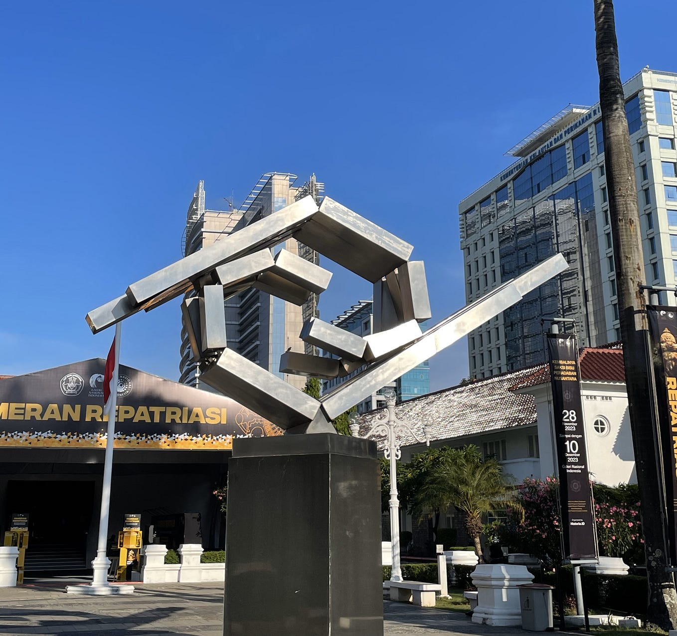 Mengulik Si Patung Miring Galeri Nasional | by Kelompok 9 Museum Nasional Indonesia | Dec, 2023 ...