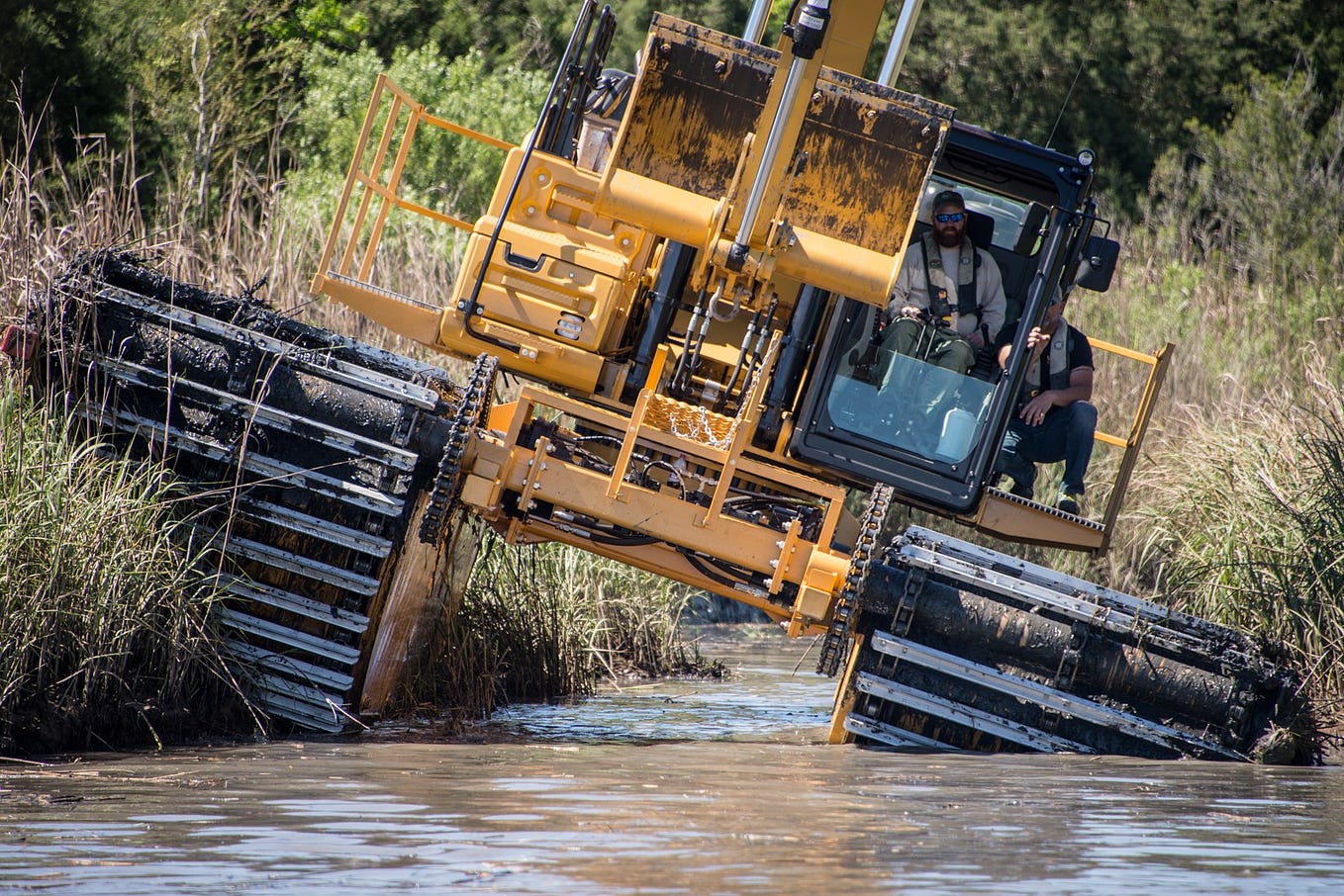 Exploring the Versatility of Amphibious Excavators: A Land-Water ...