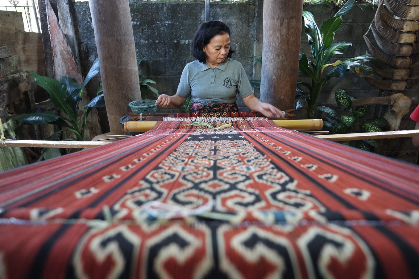 Tenun dari Negeri di Awan. Toraja, Provinsi Sulawesi Selatan | by Kain ...