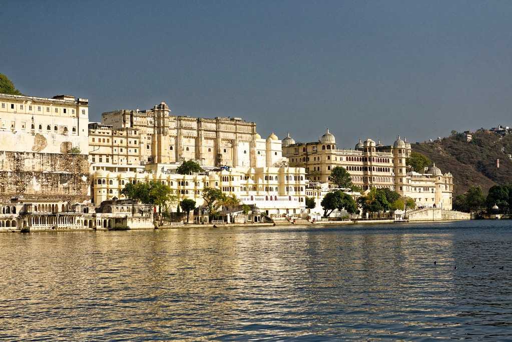 Visit Udaipur’s Famous Lakes and Enjoy the View | by Udaipurtaxisonline ...
