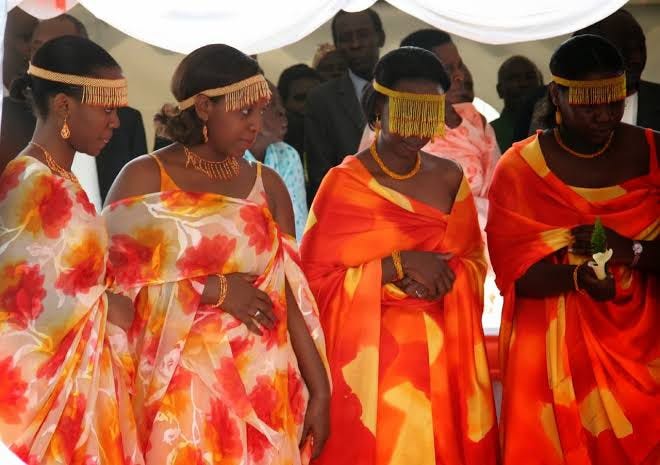 The Bizarre Lip Plate Tradition. An extreme cultural practice that has ...