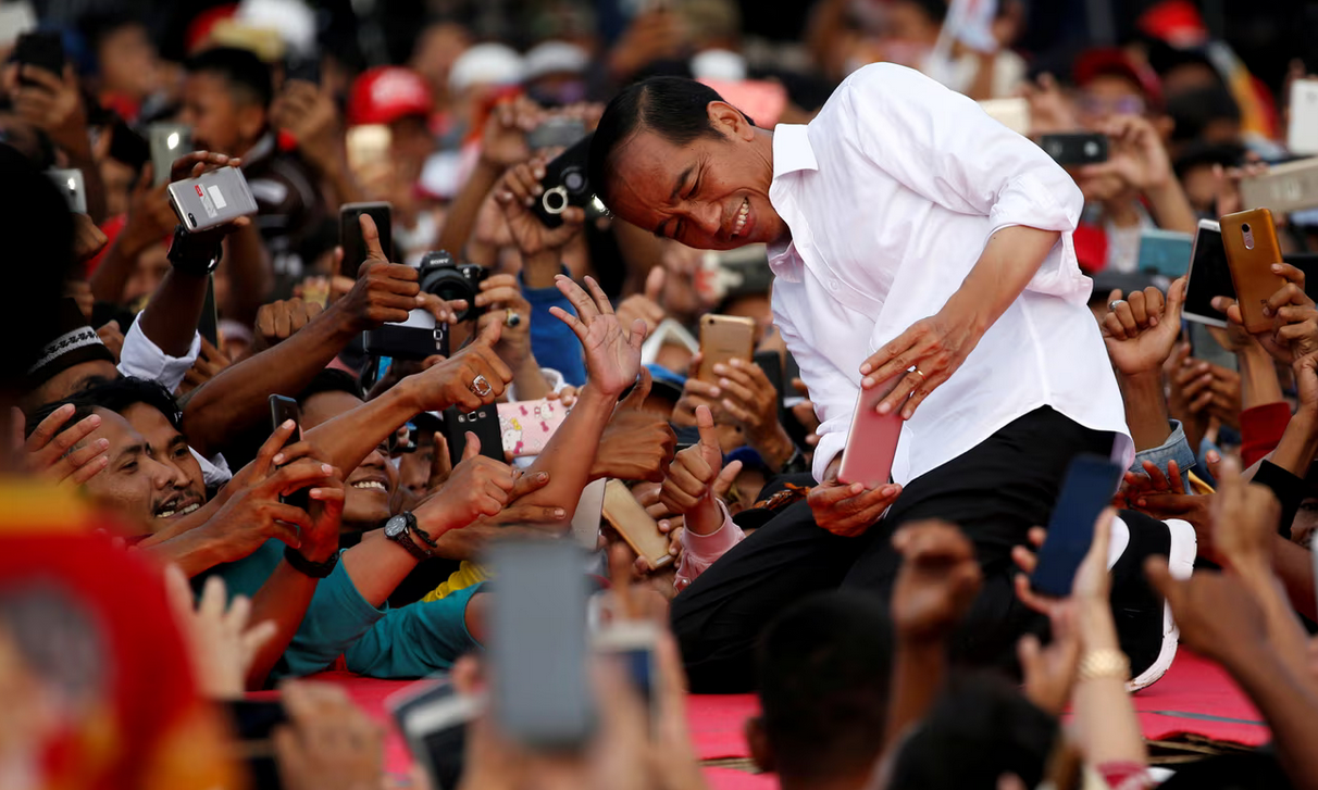 Politik Indonesia: Dari Hiper Informasi, Kompetensi Influencer dan Nepotisme yang dinormalisasi ...