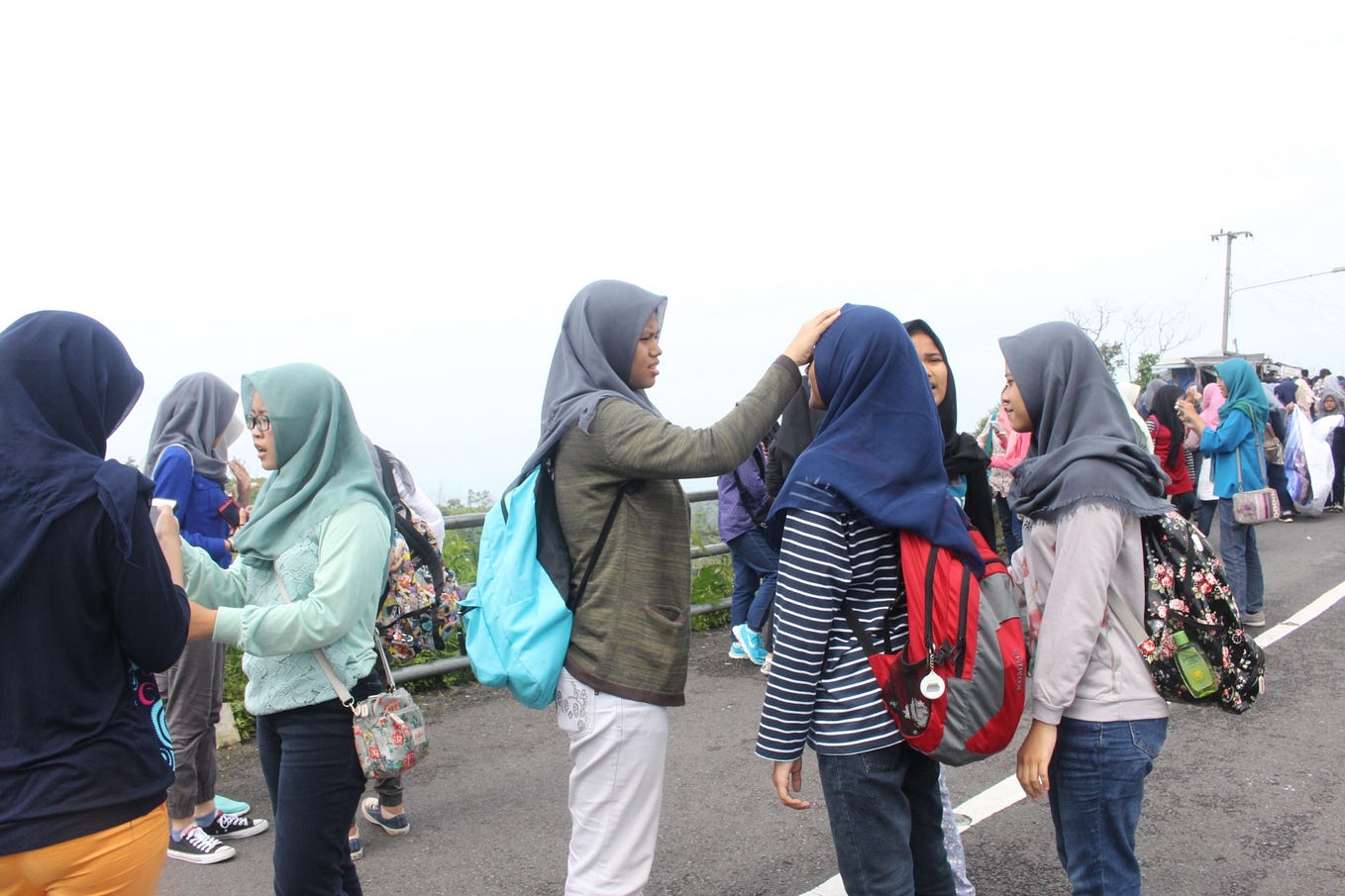 hidup itu luas, tapi waktu kita terlalu sempit. di sisa waktu yang ada ...