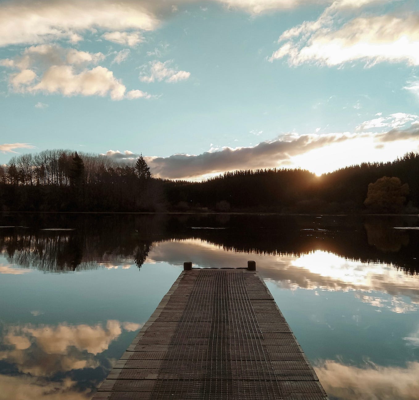 Déjà Vu and the Time Loop Theory: A Fascinating Hypothesis | by John Emmett | Medium