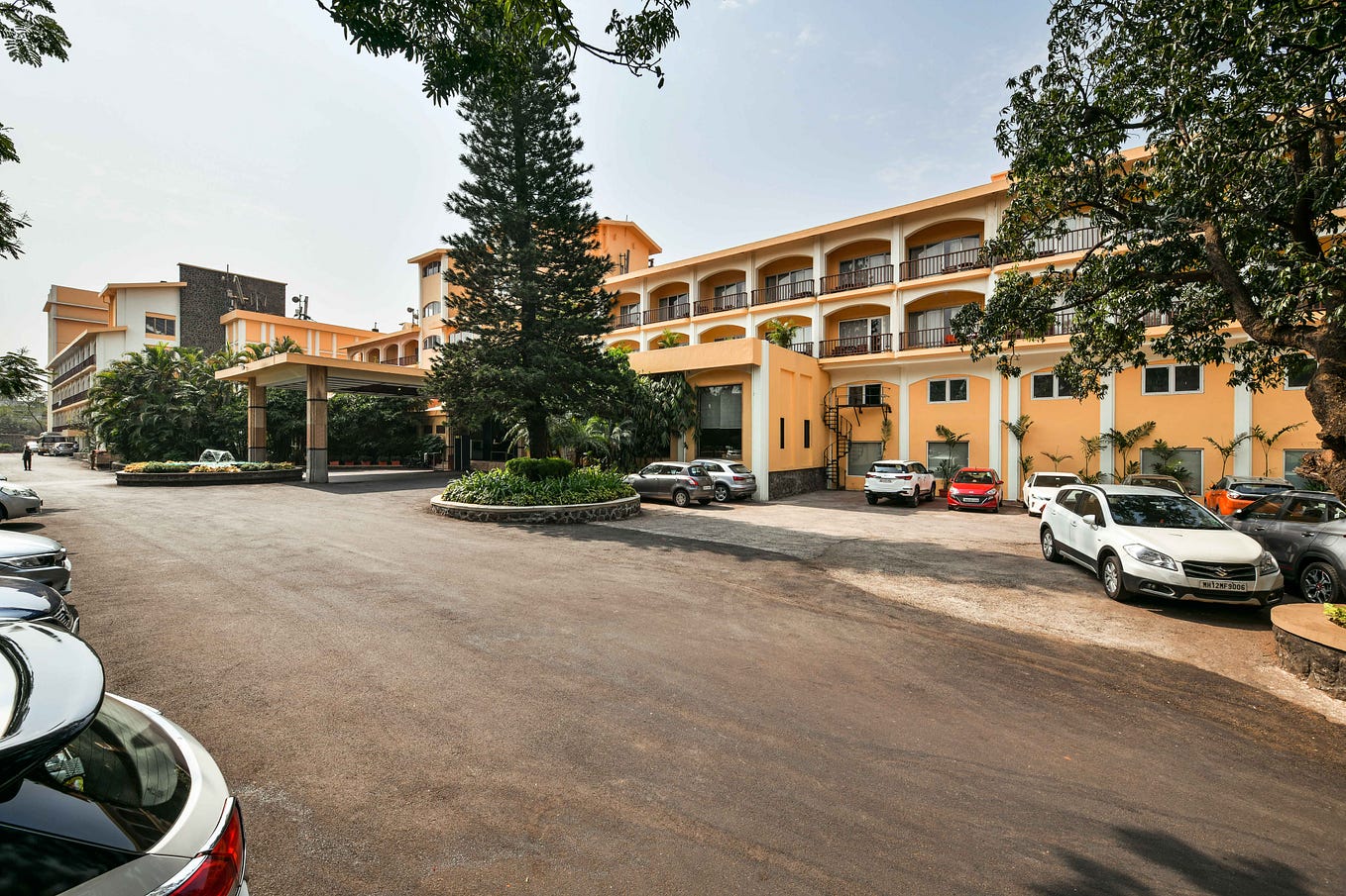 Luxury Classic Suite King Room At Fariyas Resort, Lonavala - Fariyas ...