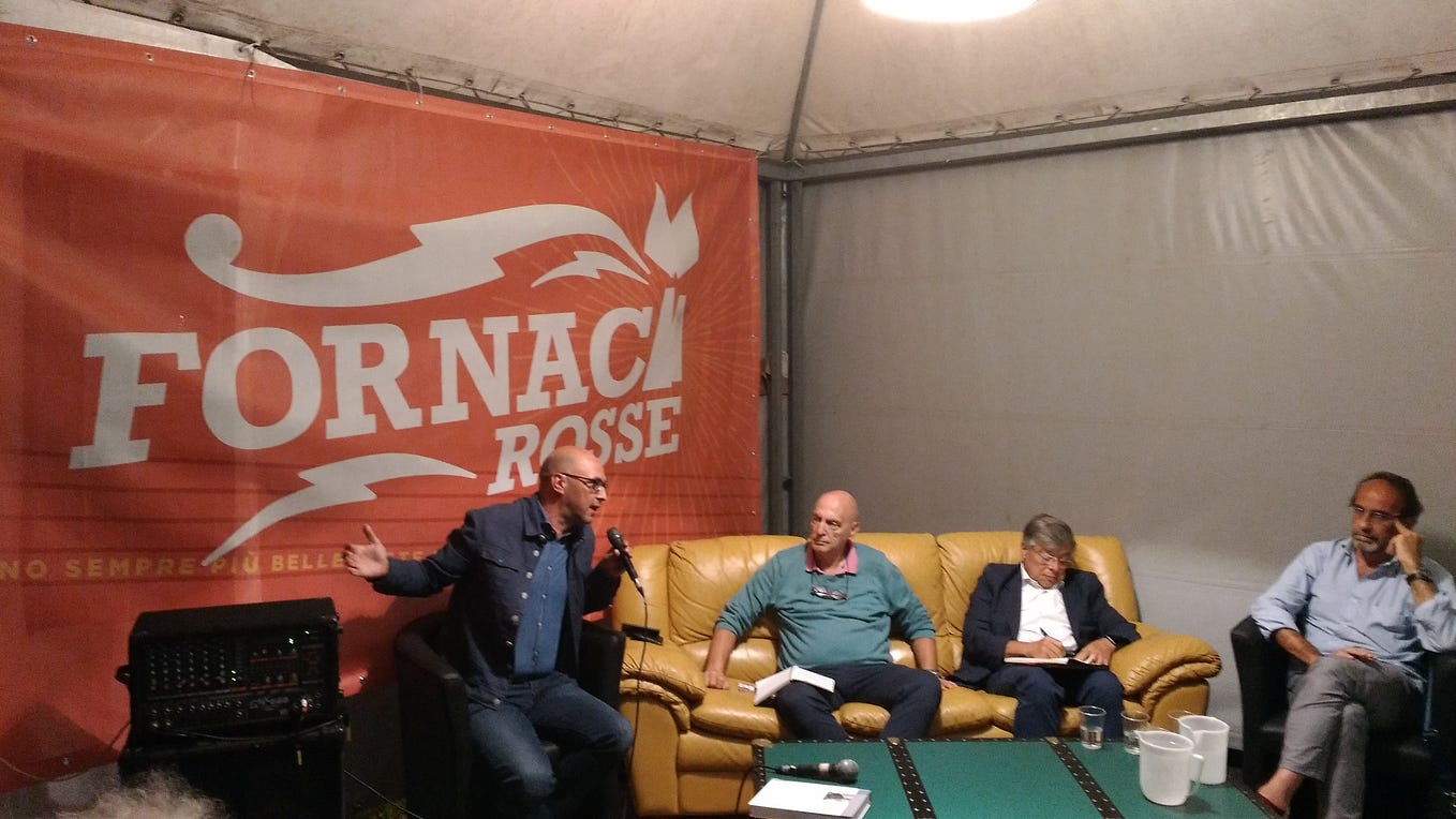 A Vicenza in una sala piena, non oltre la capienza delle prescrizioni ...
