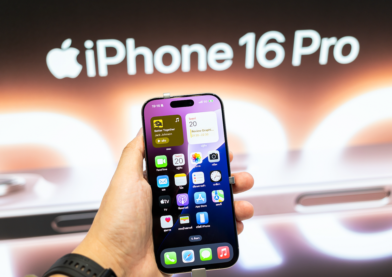 iPhone 16 first weekend pre-order analysis: estimated total sales of ...