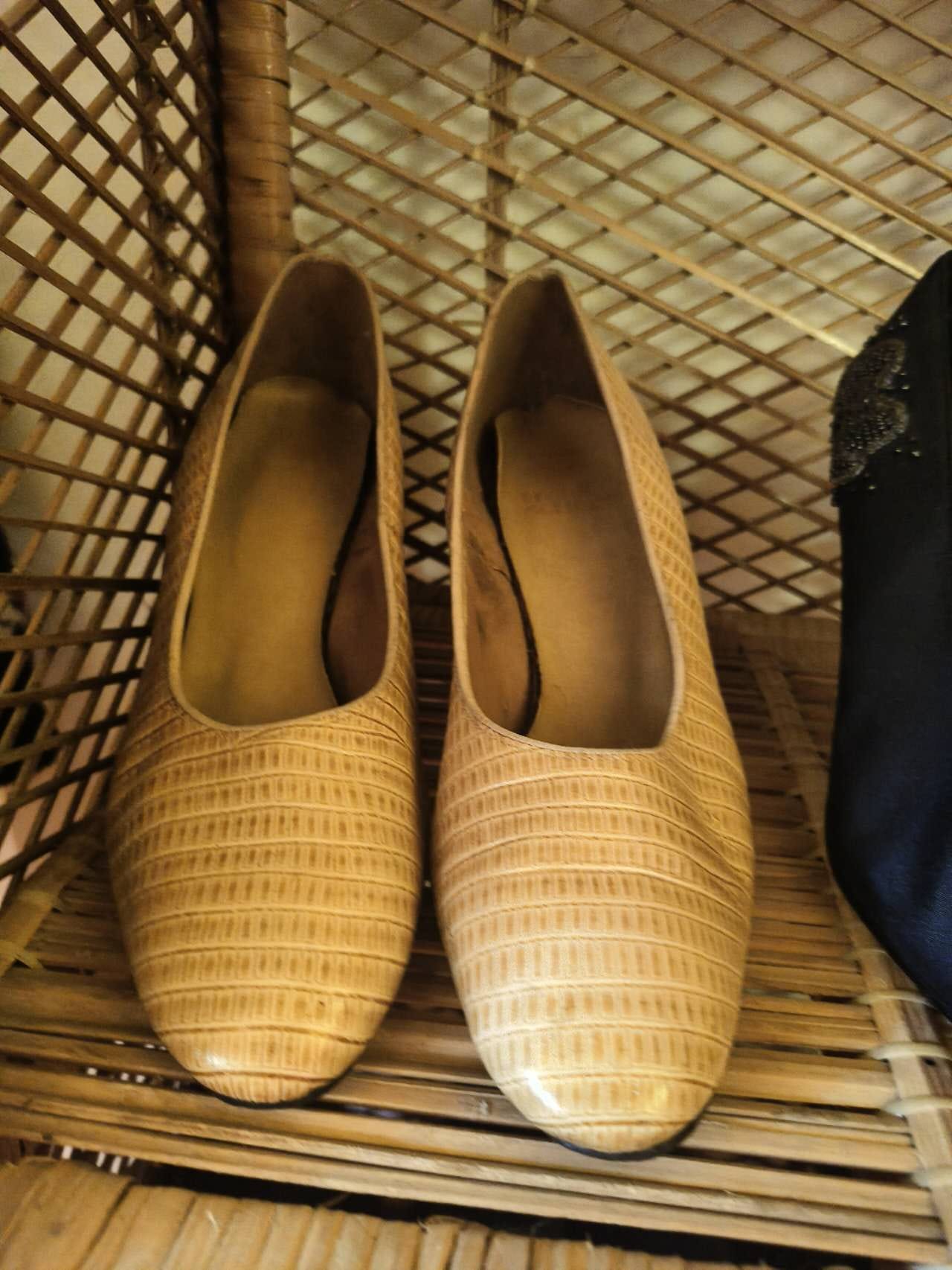 1970s popular black and red lightning shoes - Bornfreeonesmile - Medium