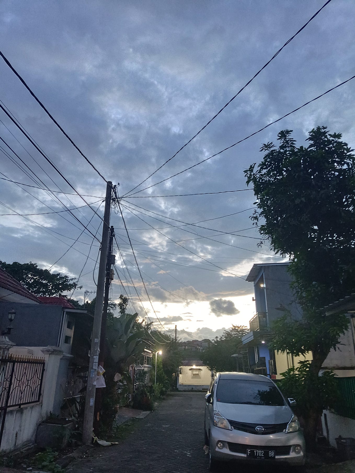 Sajak Singkat Dan akupun terkulai lagi aku terbaring diantara kedua matamu dengan sangat dalam ...