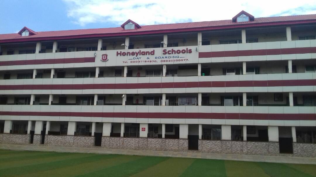 GENIUSES visits DEE UNIQUE International College #GeniusesSchoolTour ...