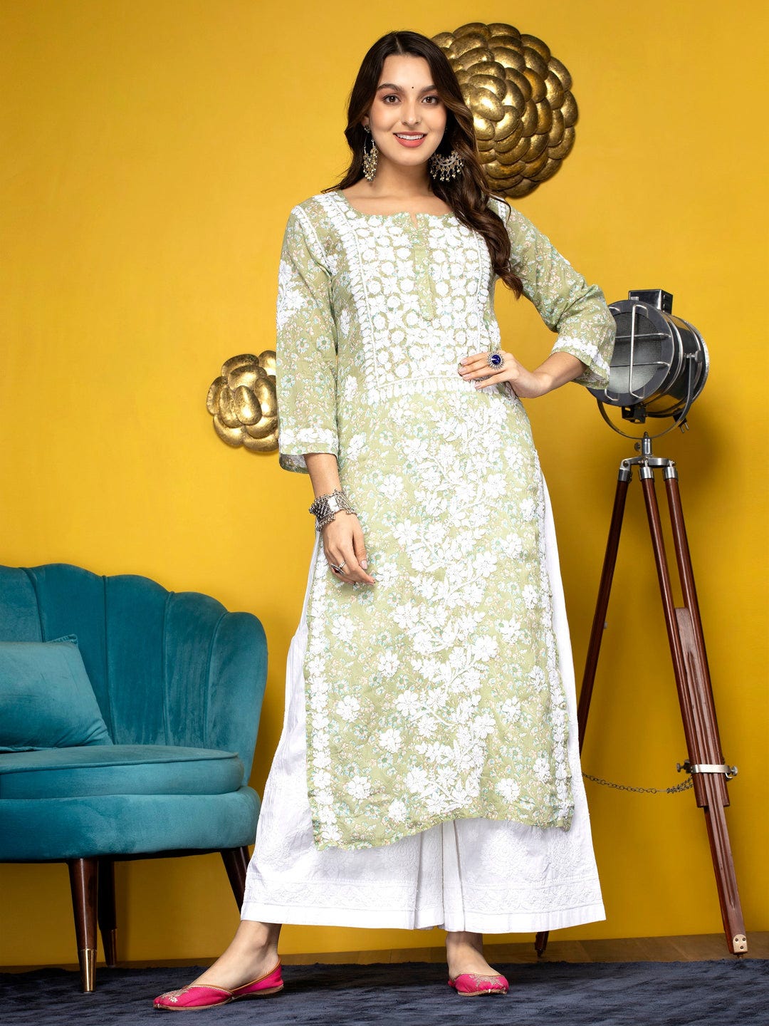 10 Must-Have Embroidered Kurtas for Your Wardrobe - Paramount Chikan ...