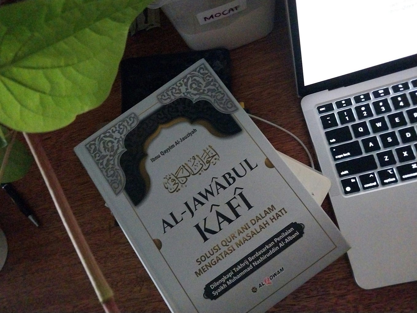"Perumpamaan dunia dengan akhirat tidak lain seperti salah seorang dari kalian mencelupkan ...