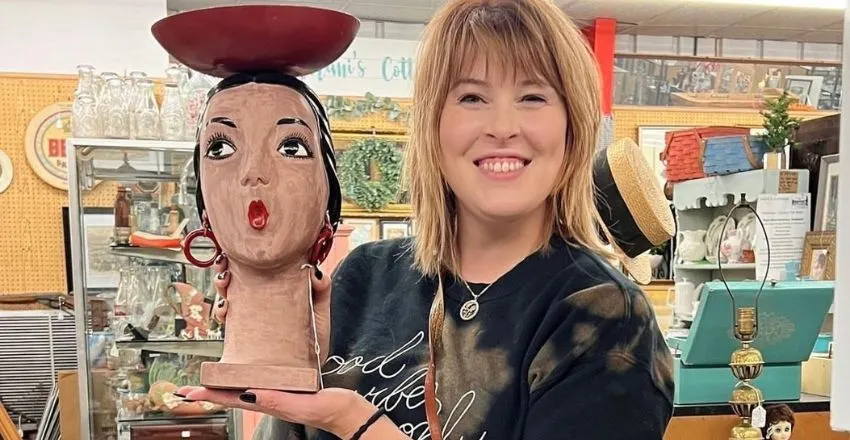 Jocelyn Elizabeth Discusses How She Became Crazy Lamp Lady, Achieved ...