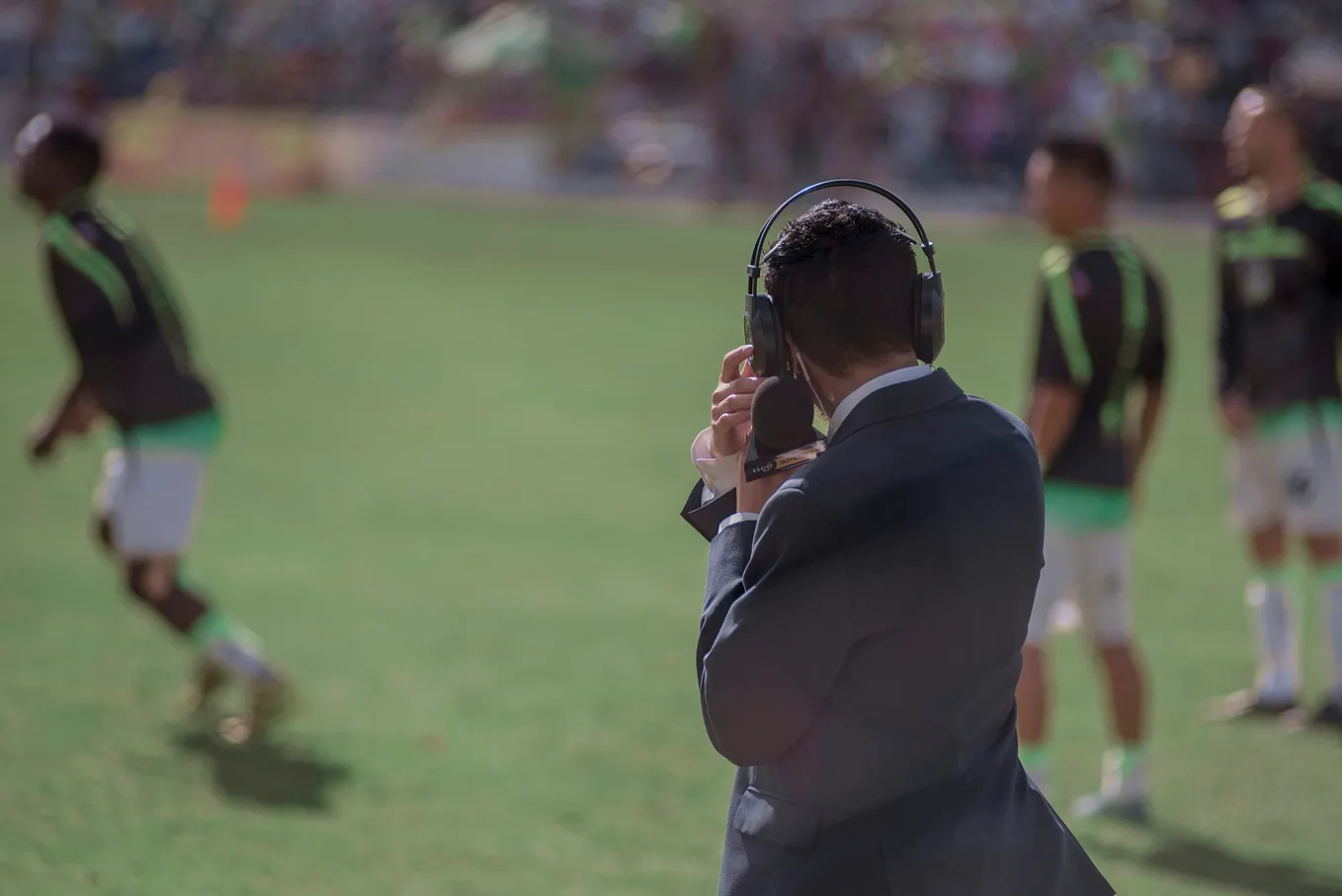 Exploring Deque in Python: A Comprehensive Guide | Python in Plain English