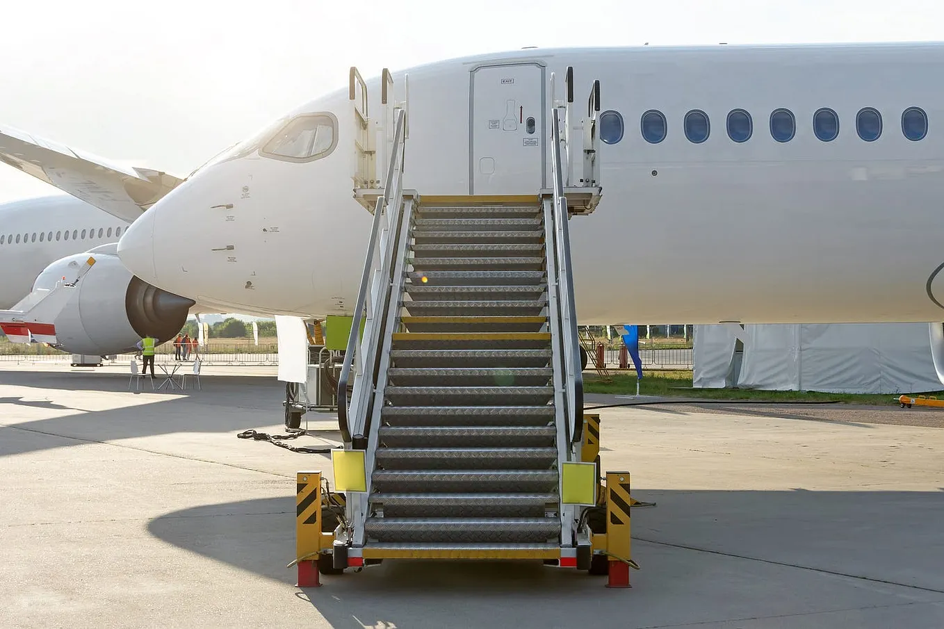 Air Stairs vs Jet Bridges Pros and Cons of Different Boarding Options ...