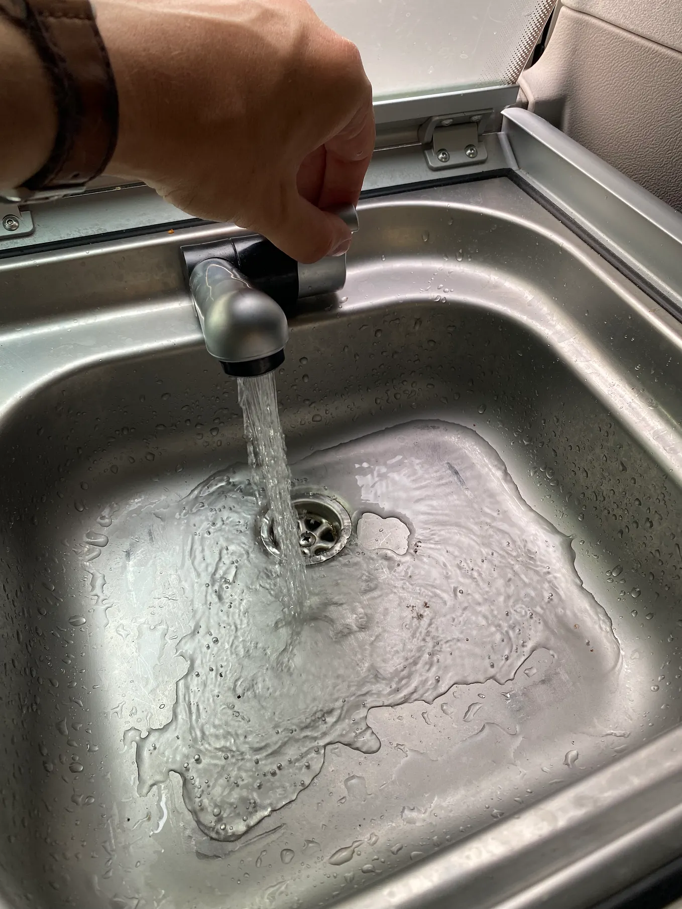 How to replace the VW California water pump | by Maxi Mizer | Medium