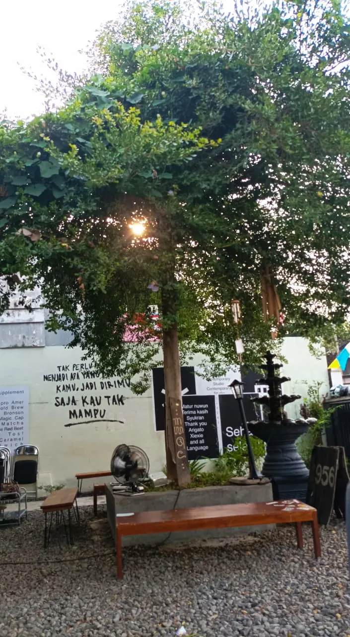 Nirmakna : Lonceng di Kepala. Dear Annaverse, penyair yang kehilangan ...