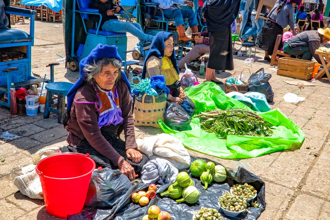 PURCHASING AUTHENTIC MEXICAN POTTERY IN THE TOWN OF AMANTENANGO DEL ...