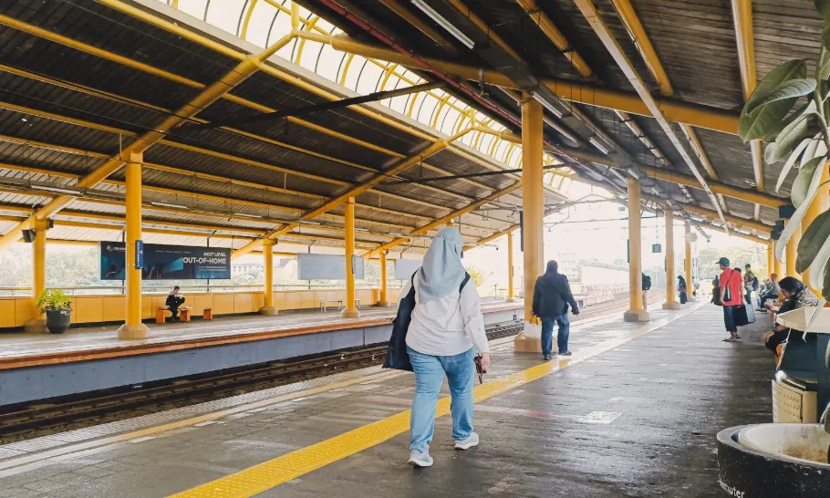Catatan dari Kereta Ekonomi dan Pelajaran tentang Privilege | by gisela ...