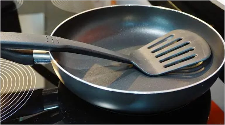What Do Teflon Pans Look Like: Identifying Features Explained – buzzlyo
