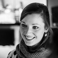 Elina Albach – Medium